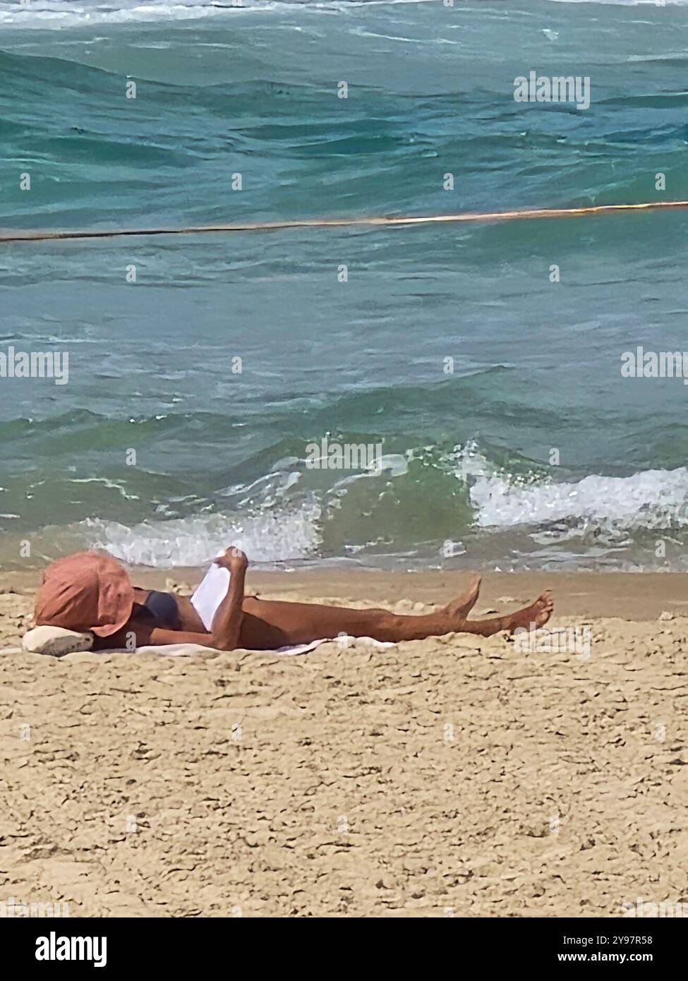 Israel woman smartphone stock photos and images - Alamy