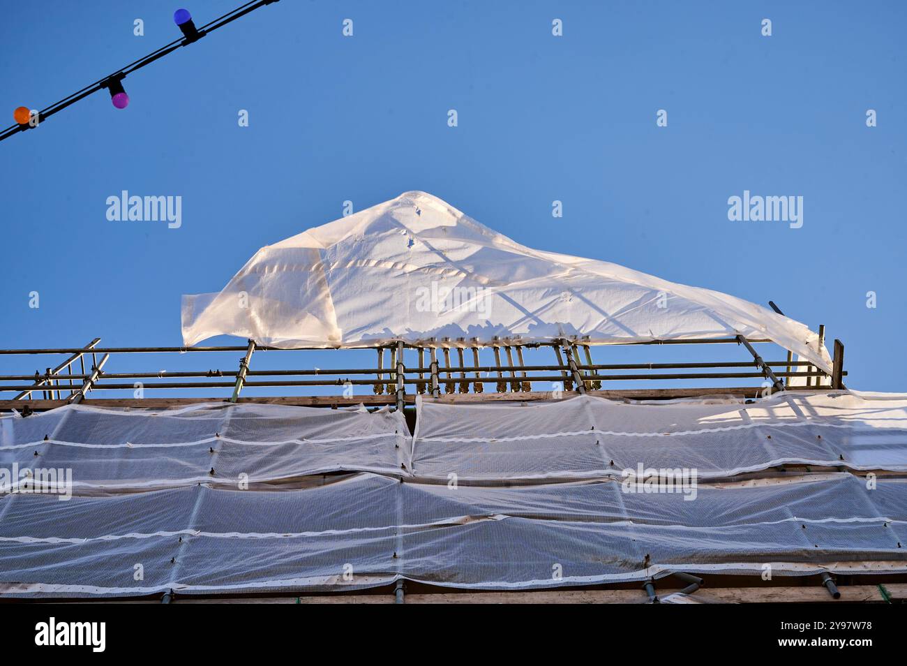 Scaffold sheeting hi-res stock photography and images - Alamy