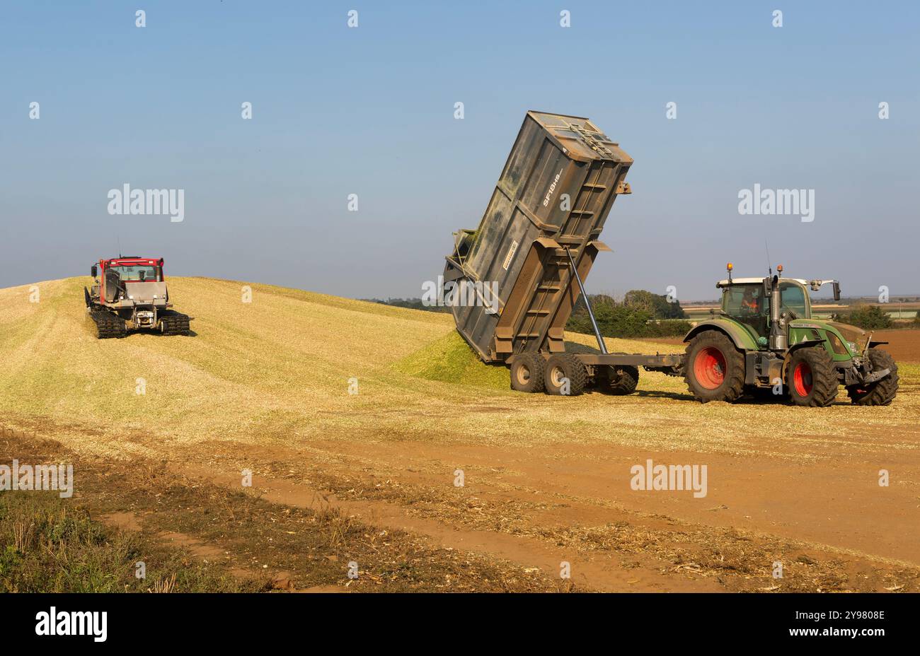 Piston Bully tracked bulldozer vehicle building silage clamp of ...