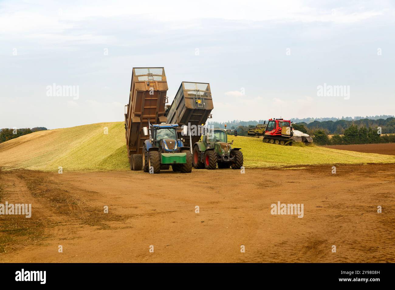Piston Bully tracked bulldozer vehicle building silage clamp of ...