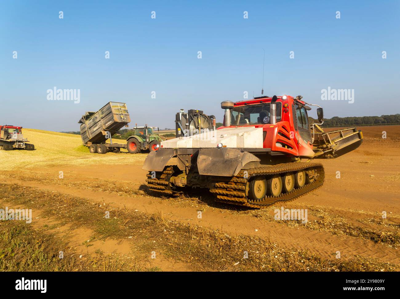 Piston Bully tracked bulldozer vehicles building silage clamp of ...