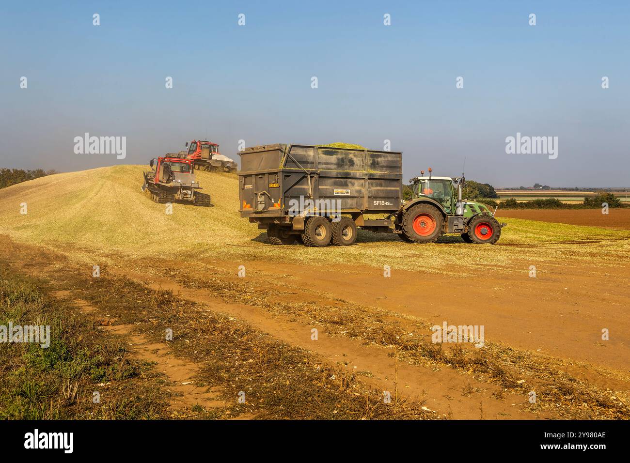 Piston Bully tracked bulldozer vehicles building silage clamp of ...