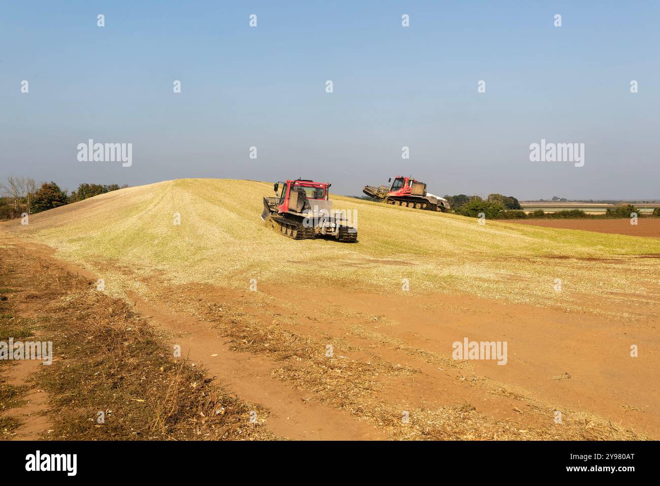 Piston Bully tracked bulldozer vehicles building silage clamp of ...