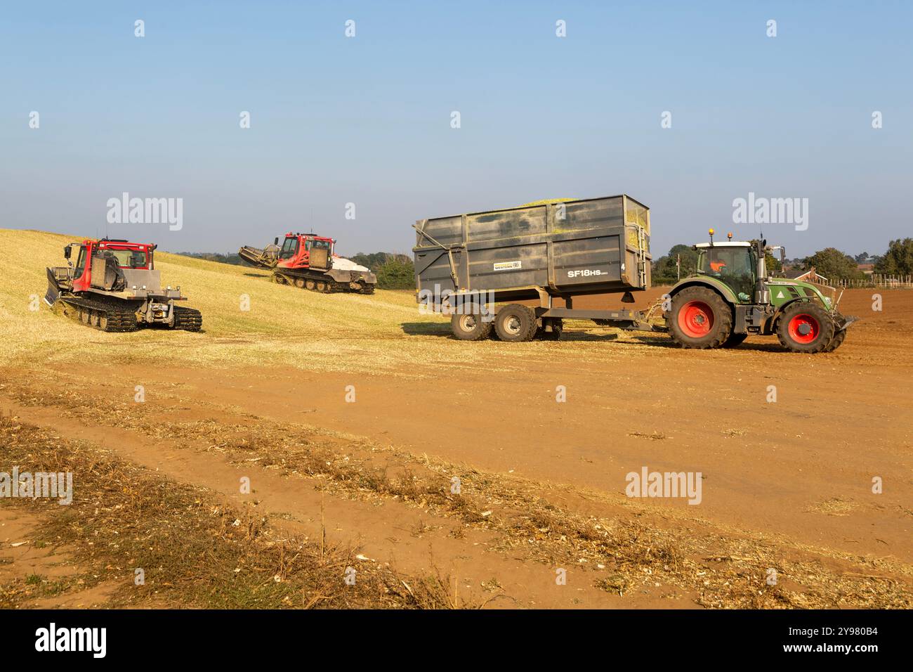 Piston Bully tracked bulldozer vehicles building silage clamp of ...