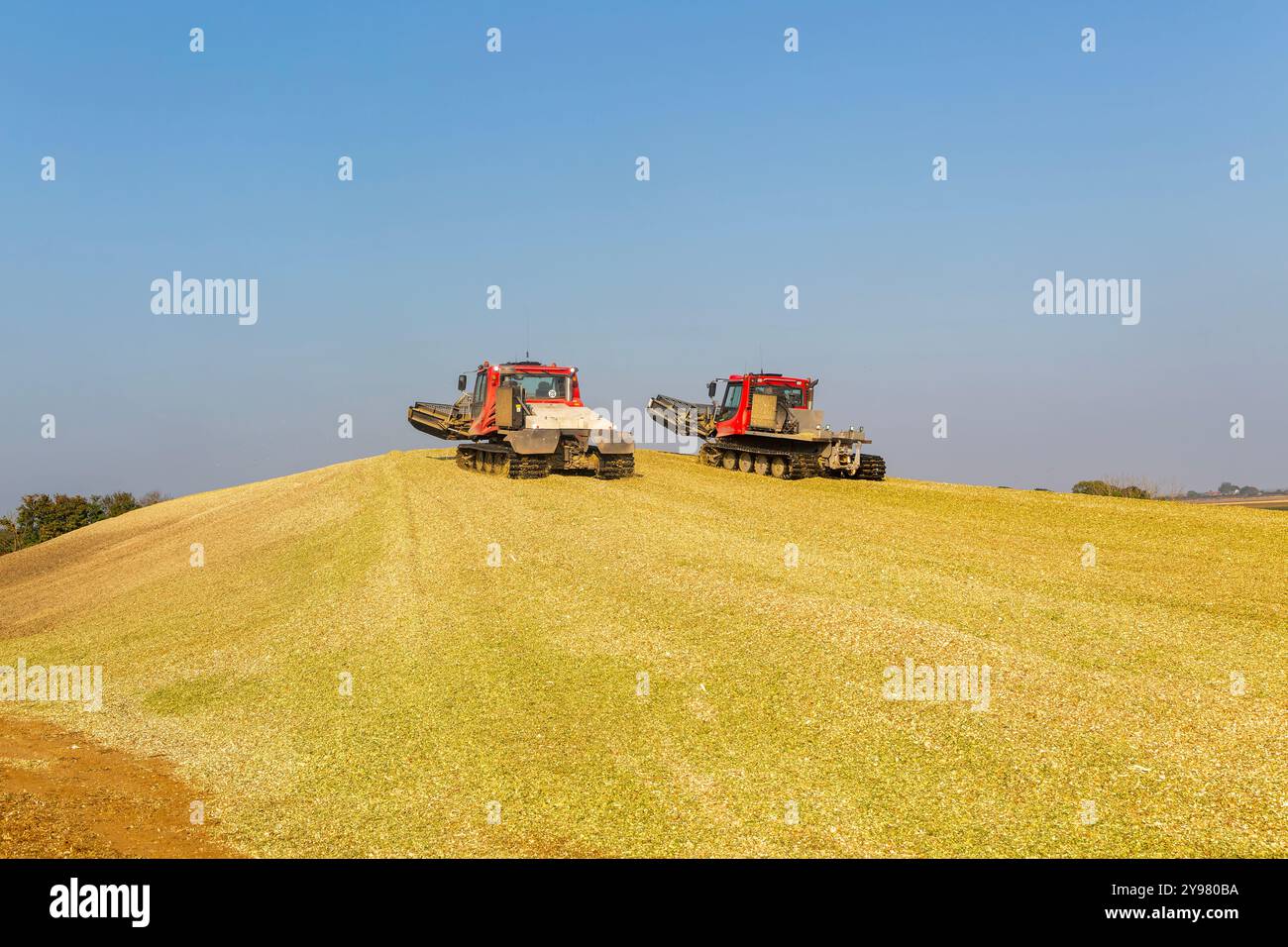 Piston Bully tracked bulldozer vehicles building silage clamp of ...