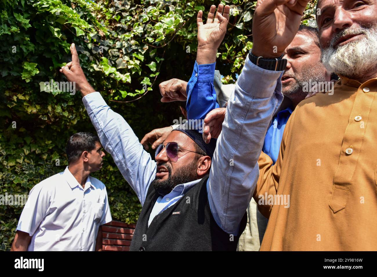 Srinagar, India. 09th Oct, 2024. A supporter of Jammu and Kashmir ...