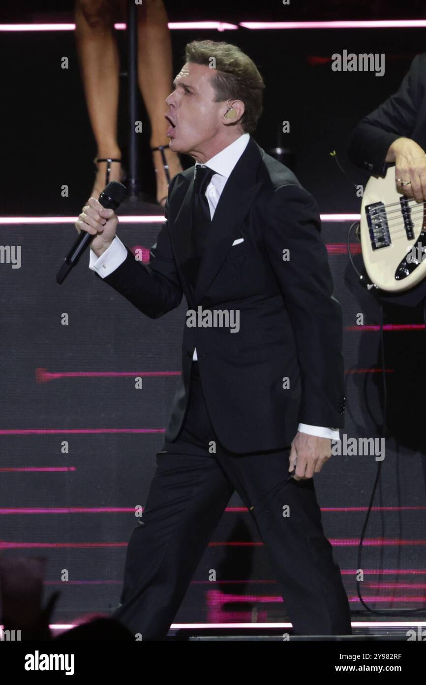 Mexico City, Mexico. 08th Oct, 2024. Singer Luis Miguel performs on ...