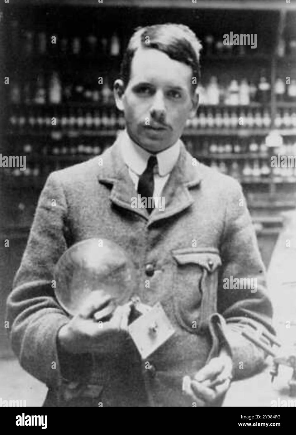 HENRY MOSELEY (1887-1915) English physicist in 1910 at the Balliol-Trinity Laboratories in ...