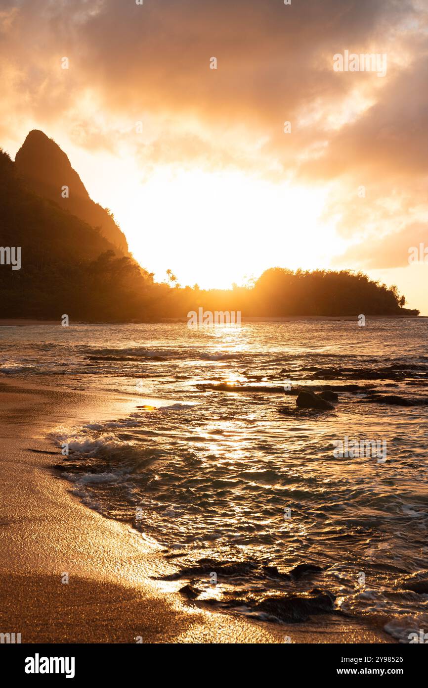 Haena state park beach hi-res stock photography and images - Alamy