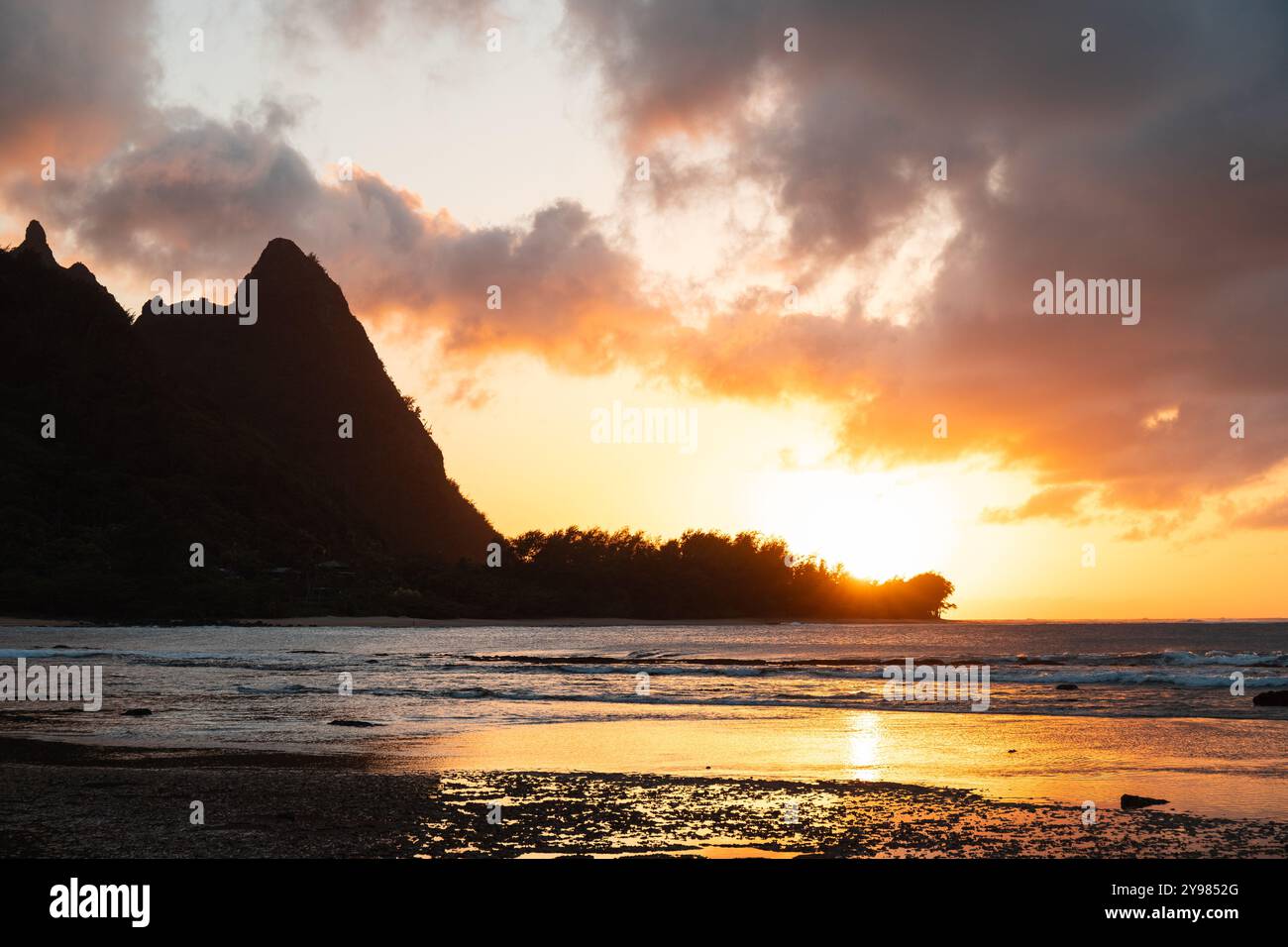 Picturesque sunset at Haena Beach and Tunnels Beach on Kauai with the ...