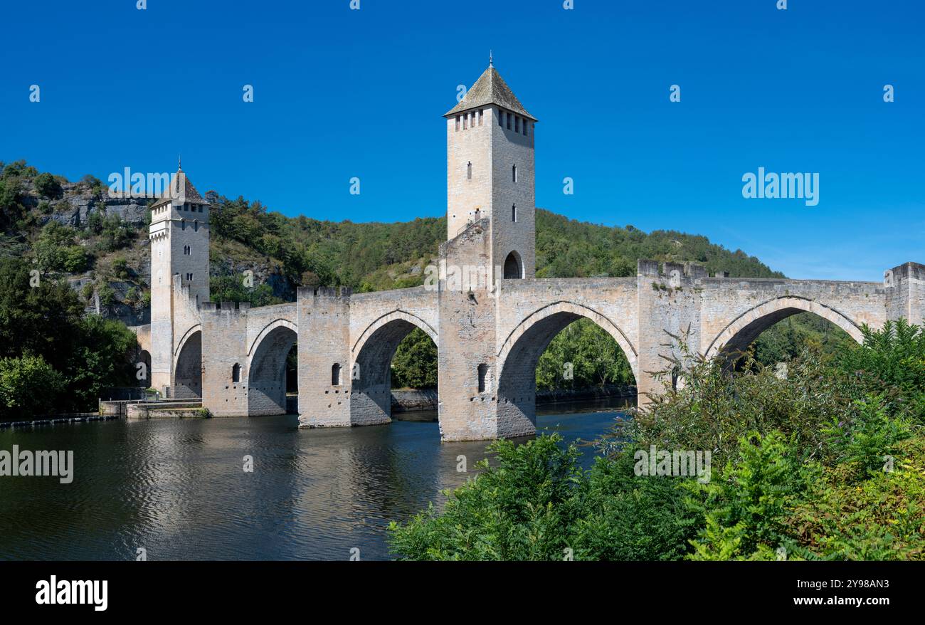 Pont Valentre bridging the River Lot at Cahors, France Stock Photo - Alamy