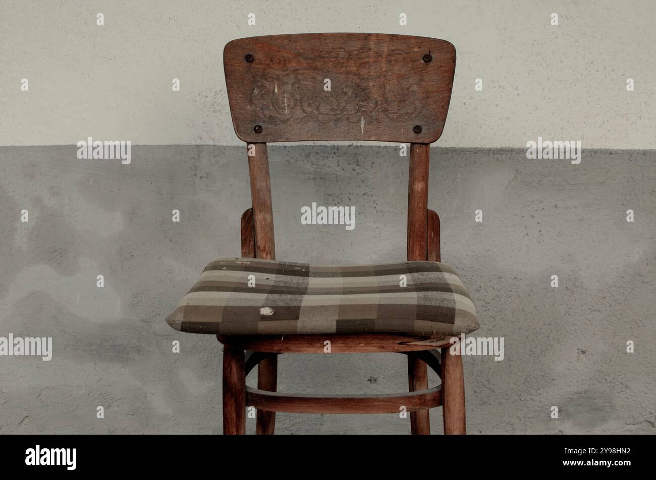 Abandoned dining room table hi-res stock photography and images - Alamy