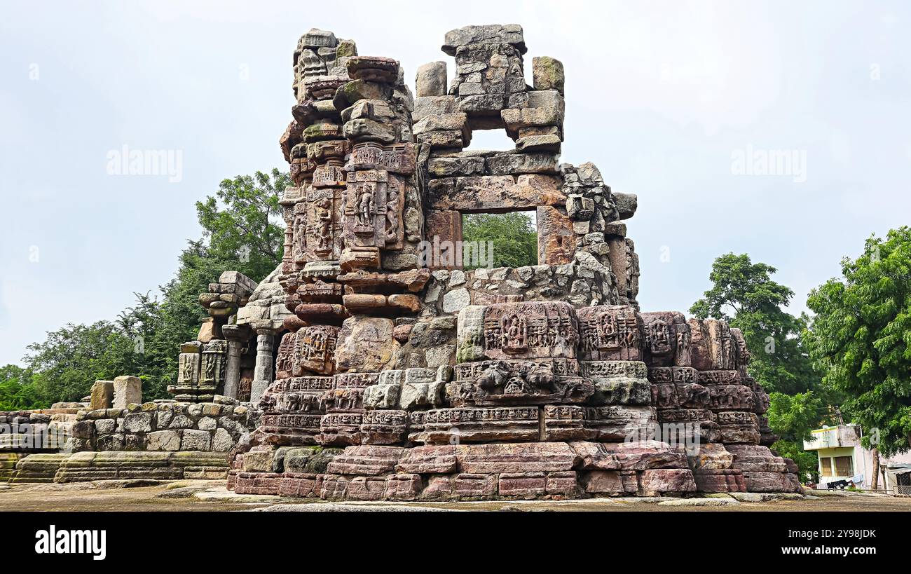 Ruined backside view of the half-fallen temple, Kakanpur, Godhra ...