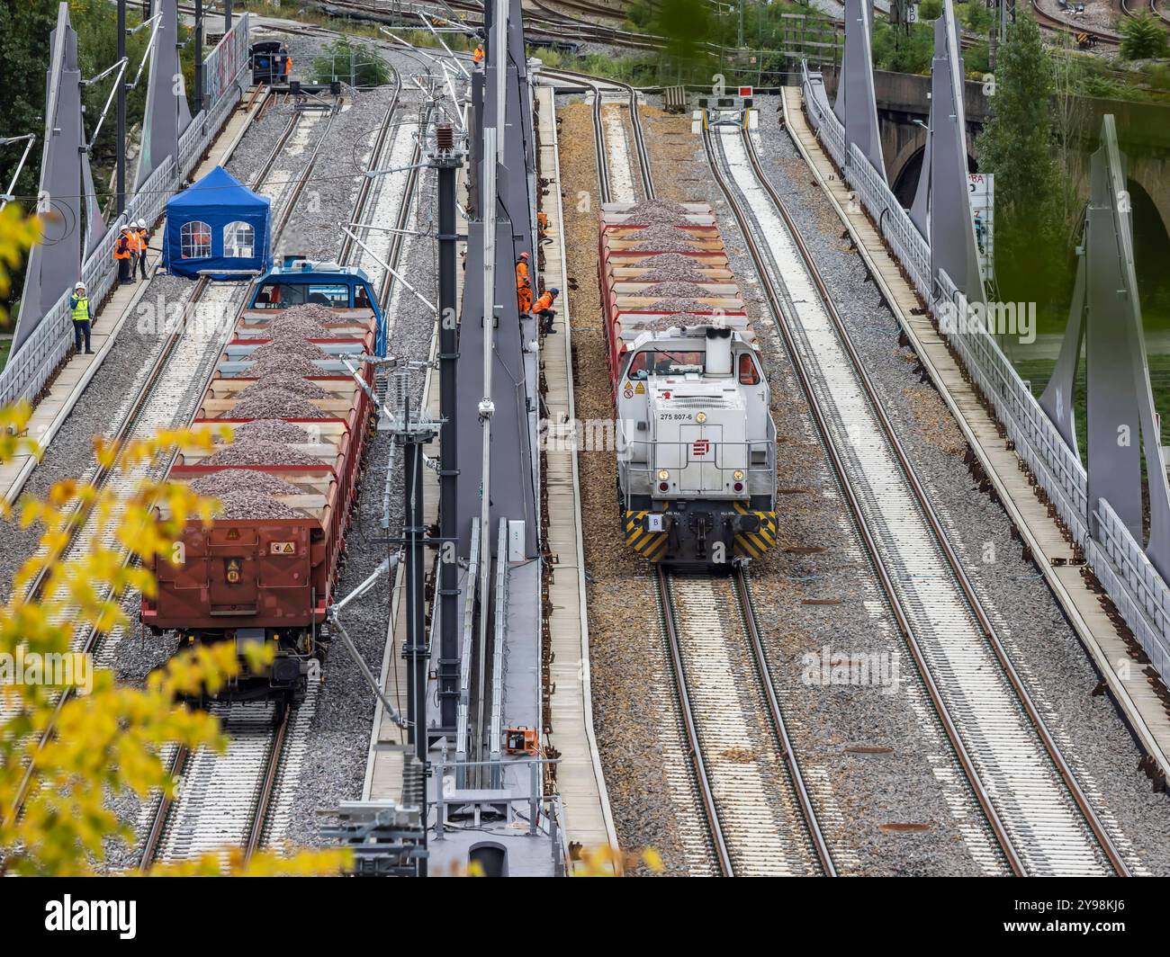 Belastungstest auf der Neckarbrücke in Stuttgart. Aufgrund der ...