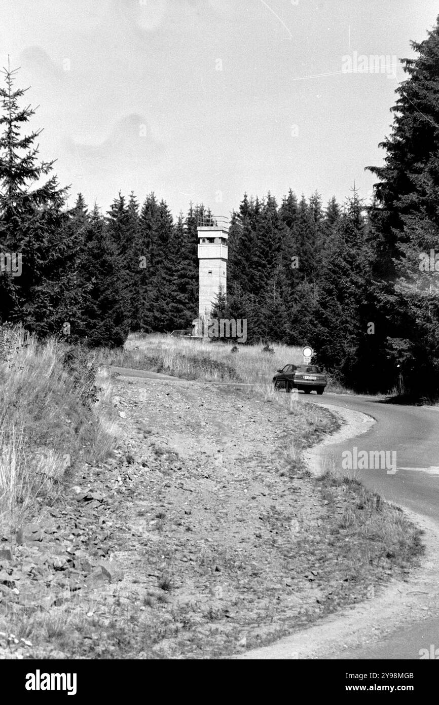 The border crossing between East and West Germany in 1990 Stock Photo ...