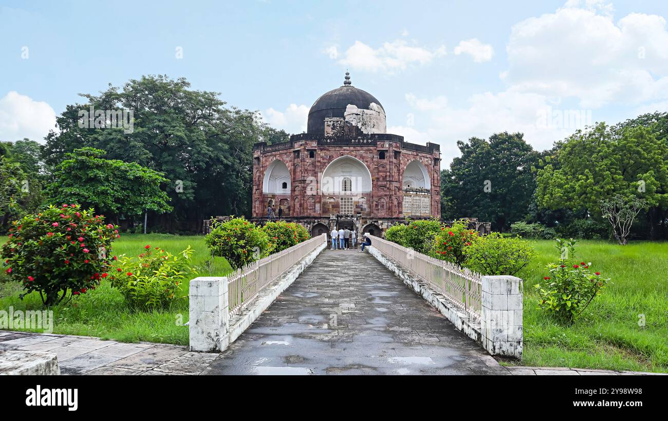 Wide view of Meer Nawab Shah Saiyed Qutubuddin Tomb, Vadodara, Gujarat ...