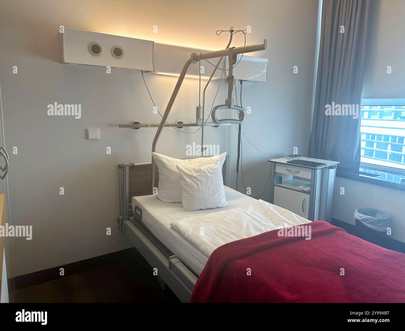 Modern interior of hospital ward with bed Stock Photo - Alamy