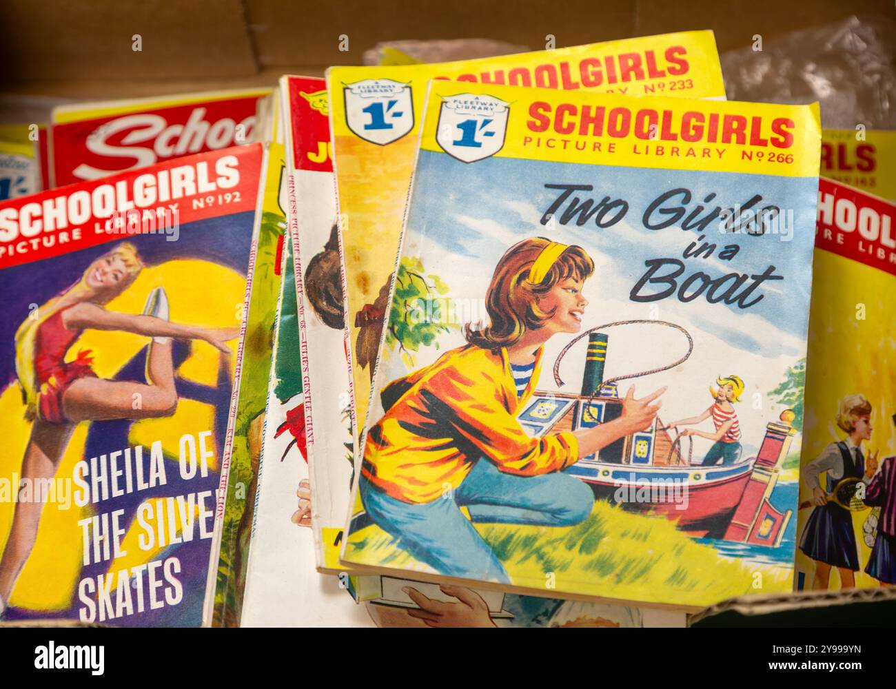 Schoolgirls vintage hi-res stock photography and images - Alamy