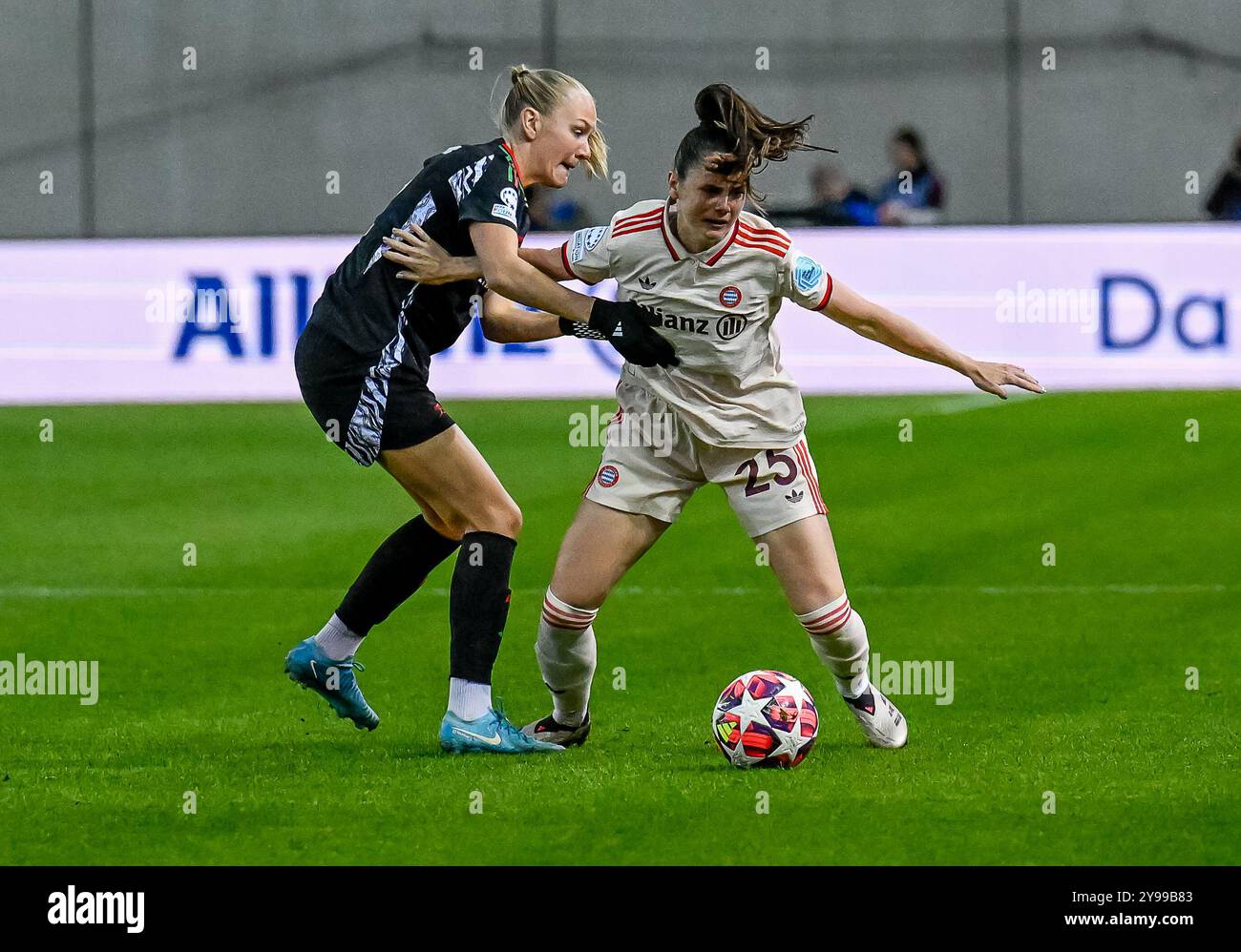 Kampf um den Ball / Zweikampf zwischen Frida Maanum (Arsenal Woman FC ...