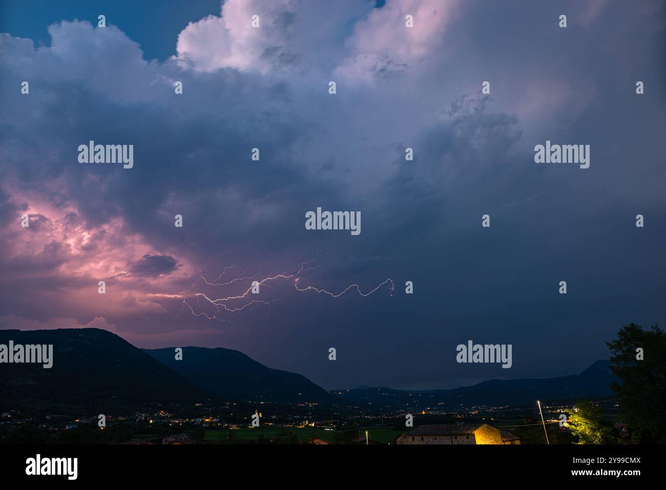 Lightning flashes from cloud hi-res stock photography and images - Alamy