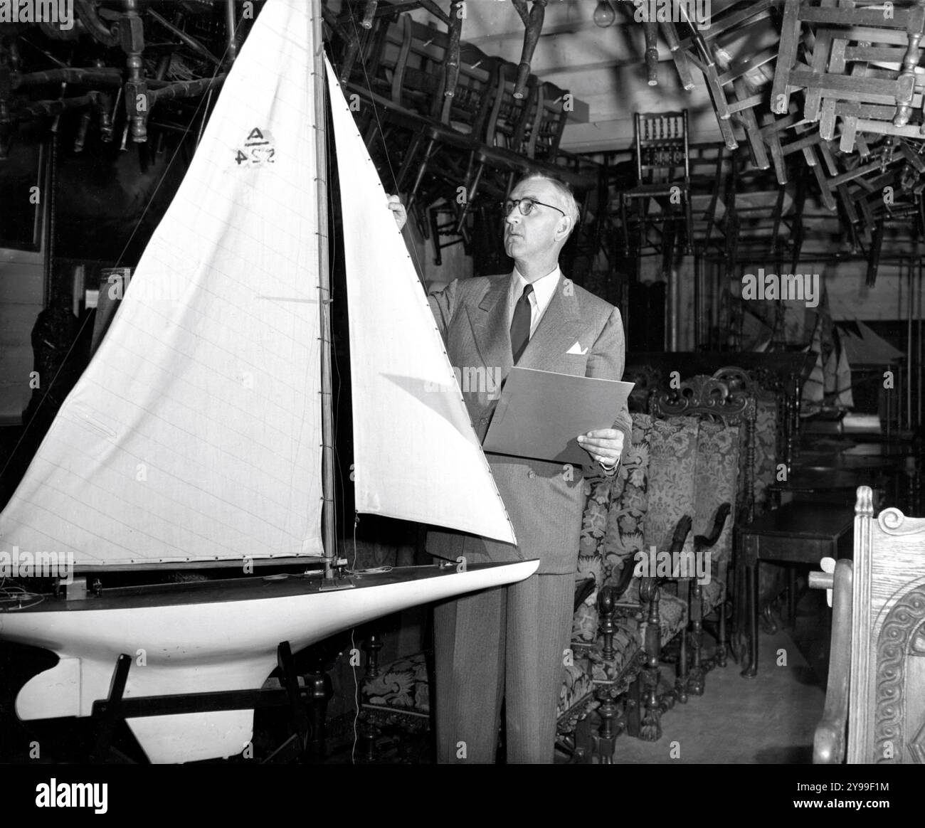 Oscar Winning Set Decorator THOMAS LITTLE in 1944 in the property ...