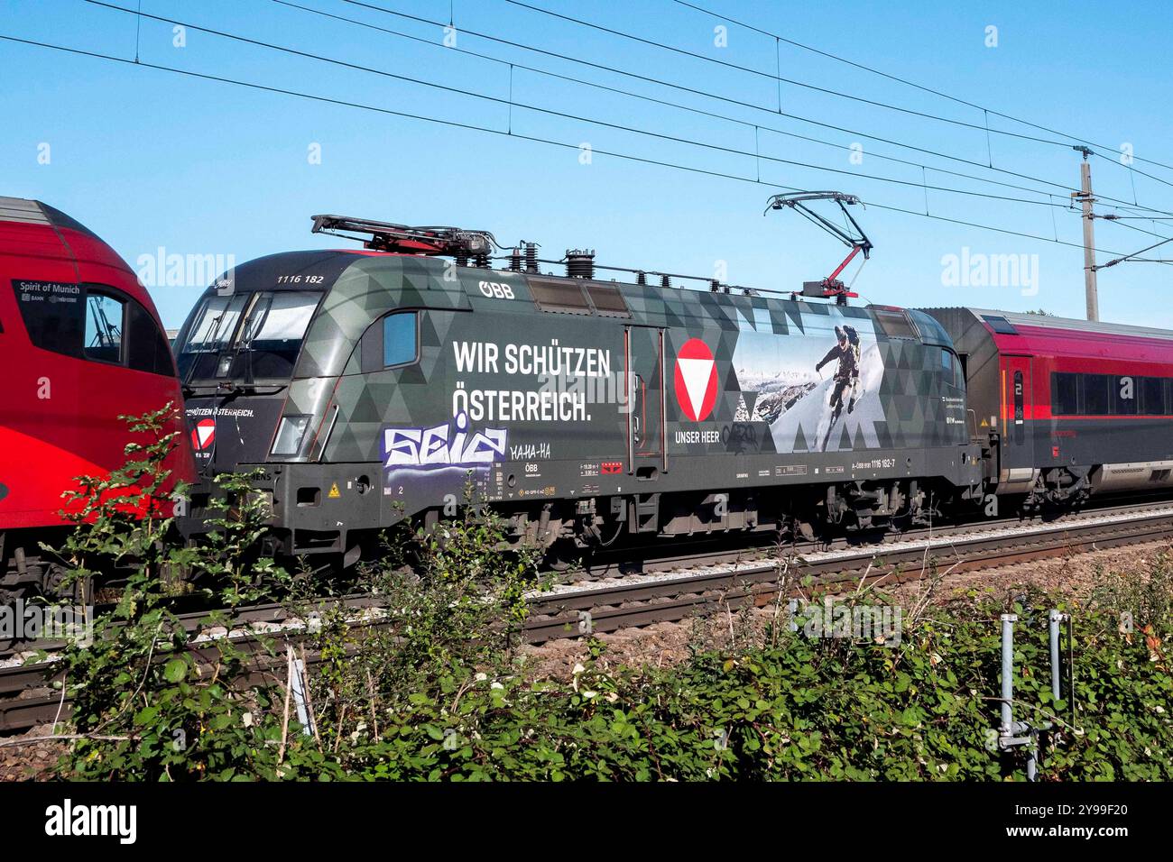Wels, Österreich. 9. Oktober 2024. Railjet auf der Weststrecke nahe Welser Hauptbahnhof. Nach ...