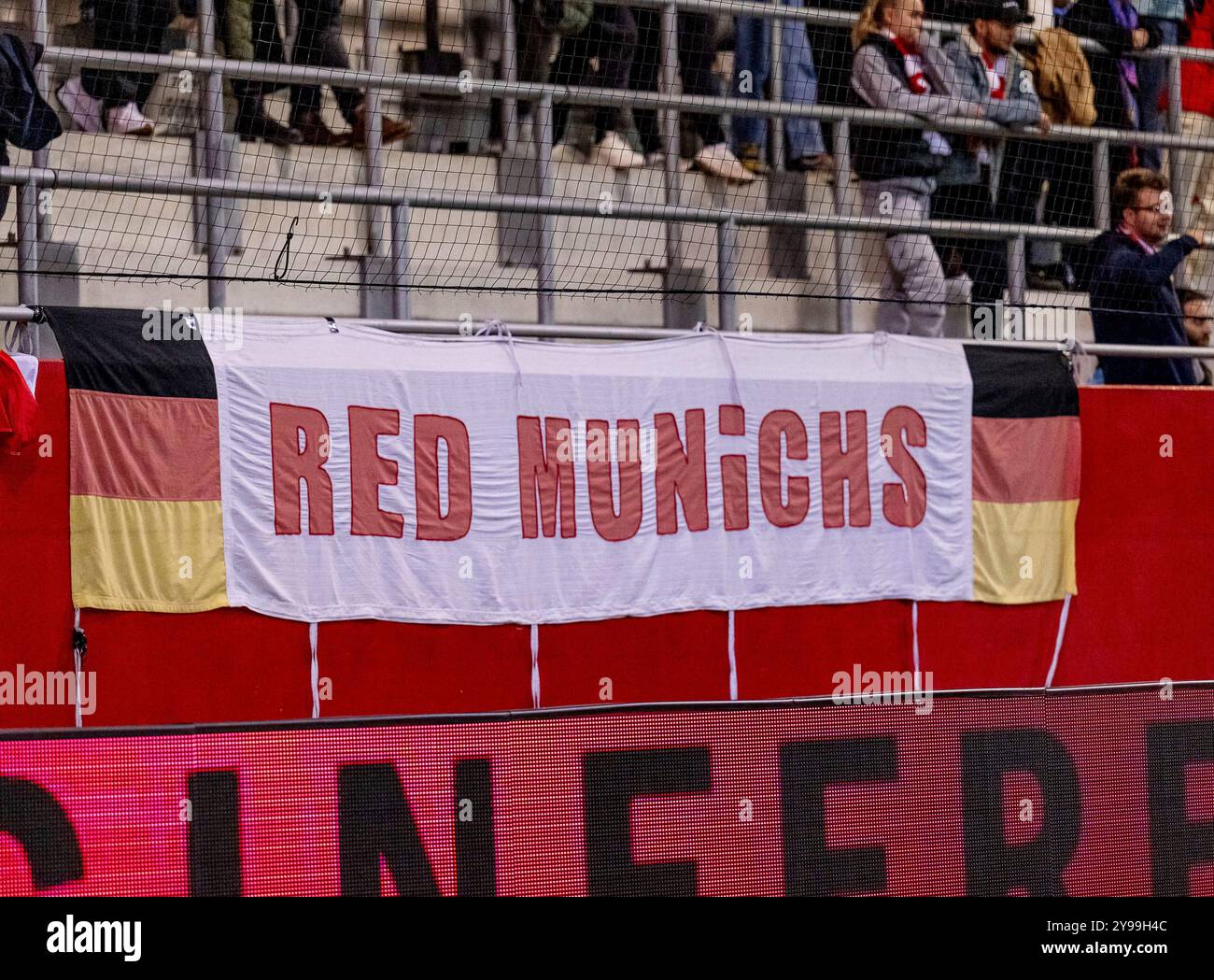 Fantransparent / Plakat der Red Munichs an der Tribuene. GER, FC Bayern ...