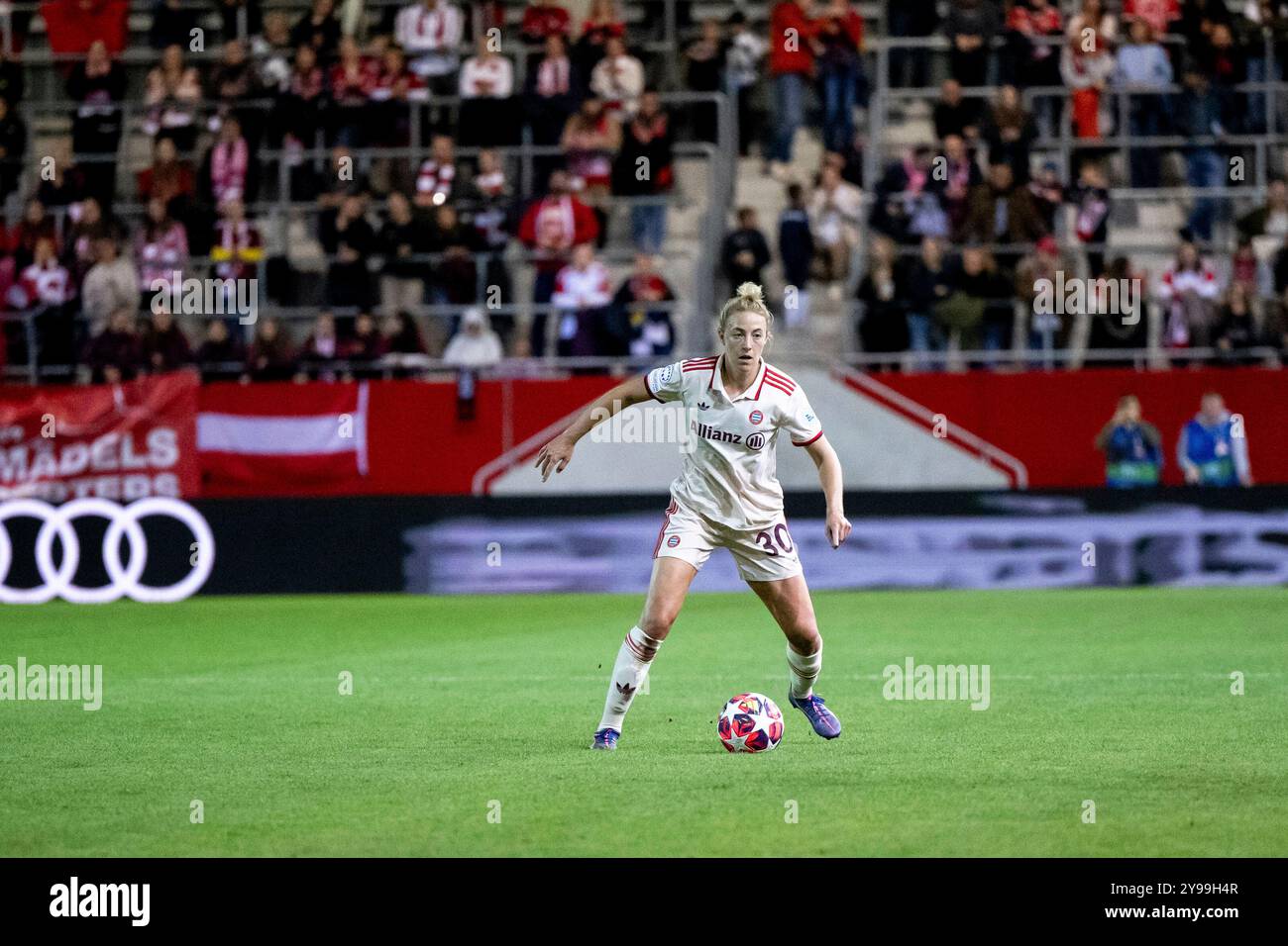 Carolin Simon (FC Bayern Muenchen, #30) am Ball, GER, FC Bayern ...