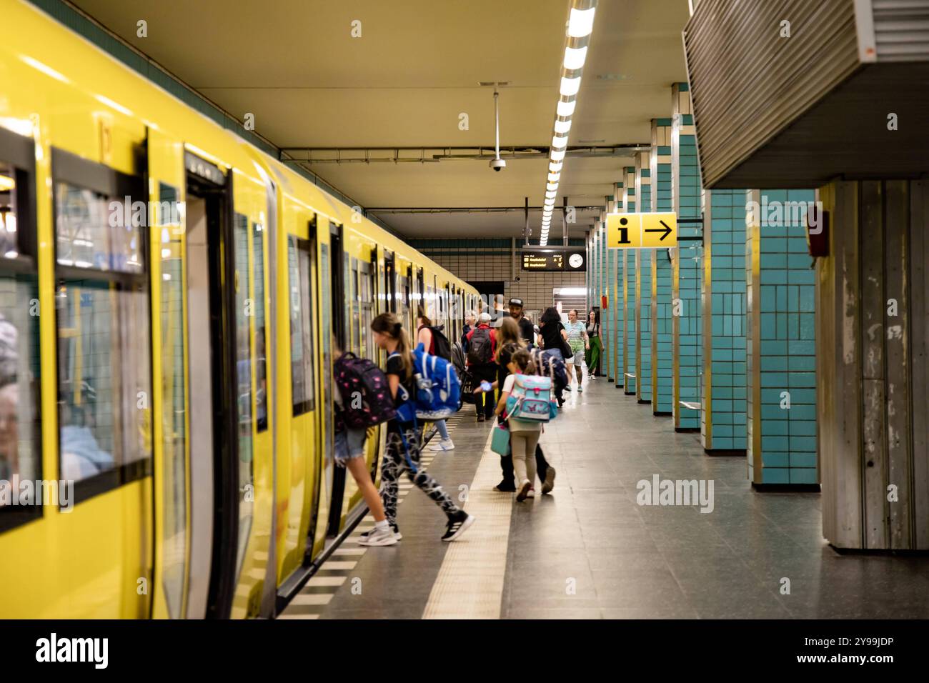 Ein Zug der Linie U5 fährt am Bahnhof Tierpark in Berlin Lichtenberg am ...