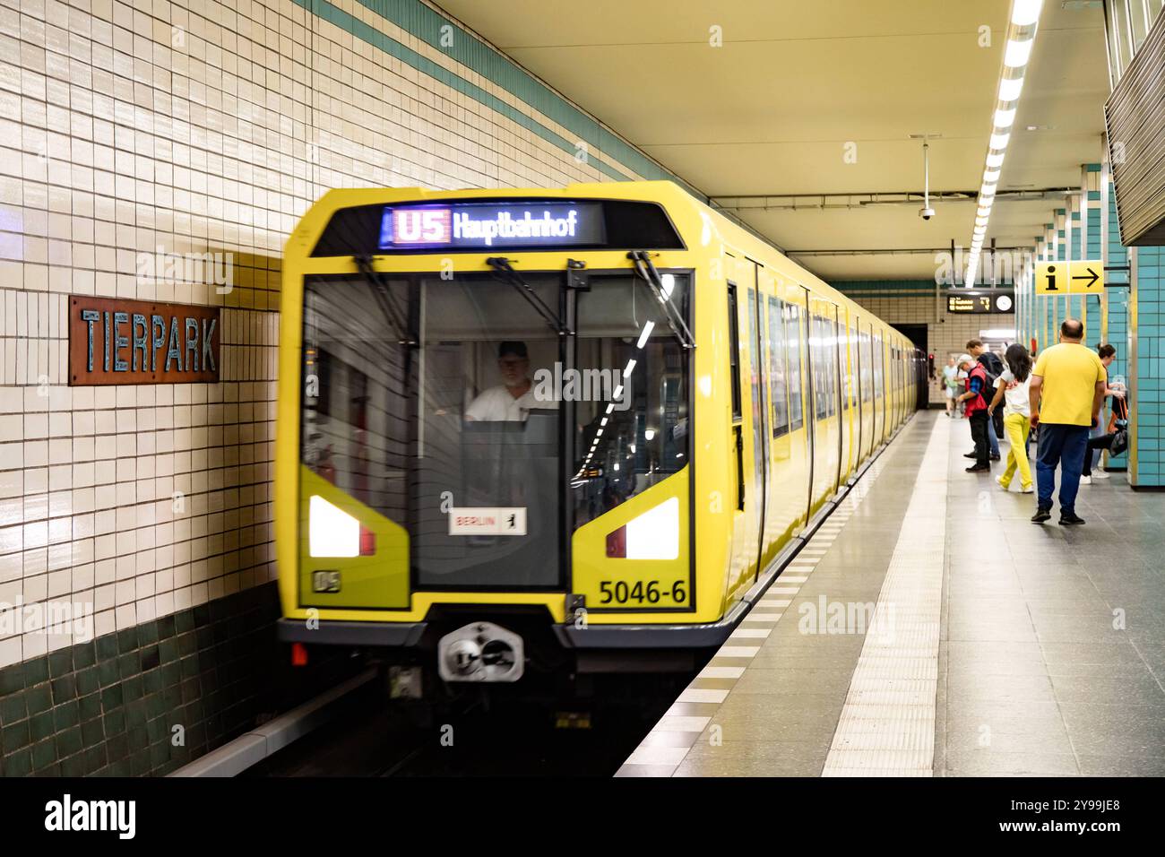 Ein Zug der Linie U5 fährt am Bahnhof Tierpark in Berlin Lichtenberg am ...