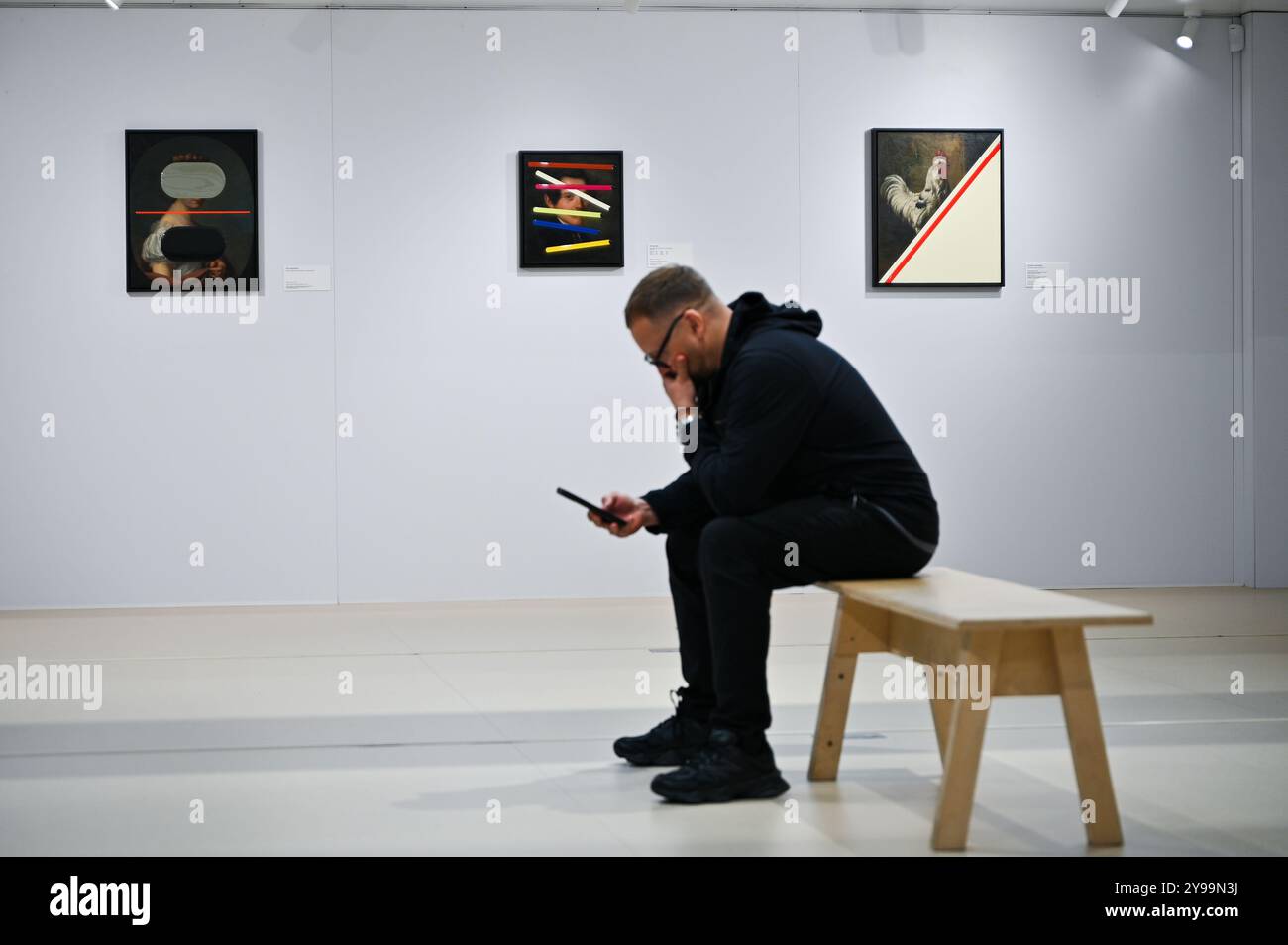 Non Exclusive: LVIV, UKRAINE - OCTOBER 4, 2024 - A man sits on the ...