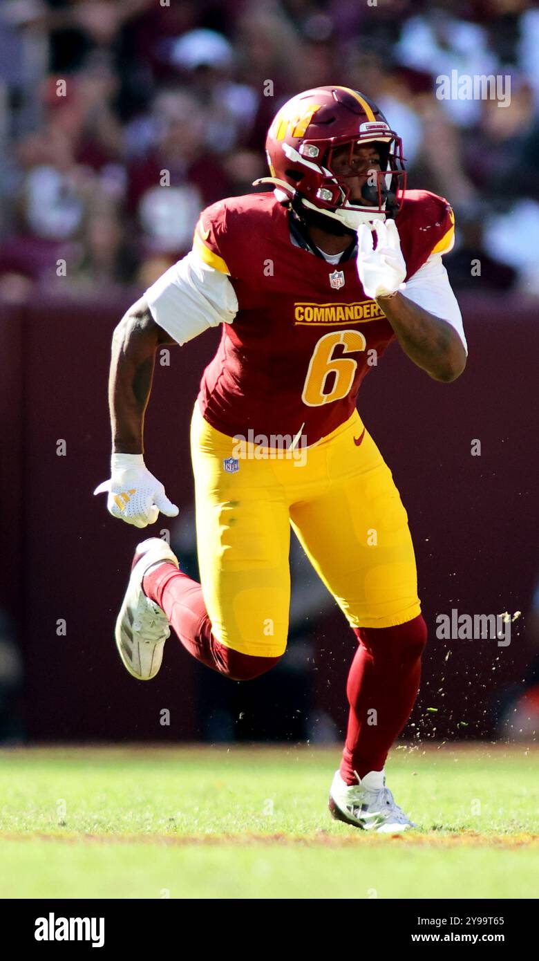 Washington Commanders linebacker Dante Fowler Jr. (6) rushes during an ...