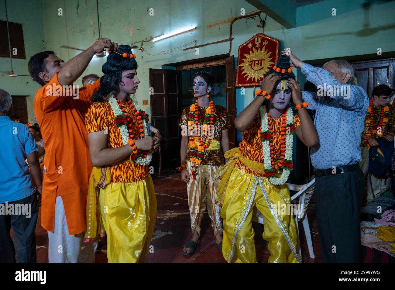 New Delhi, India. 09th Oct, 2024. Ramlila artists dressed as epic ...