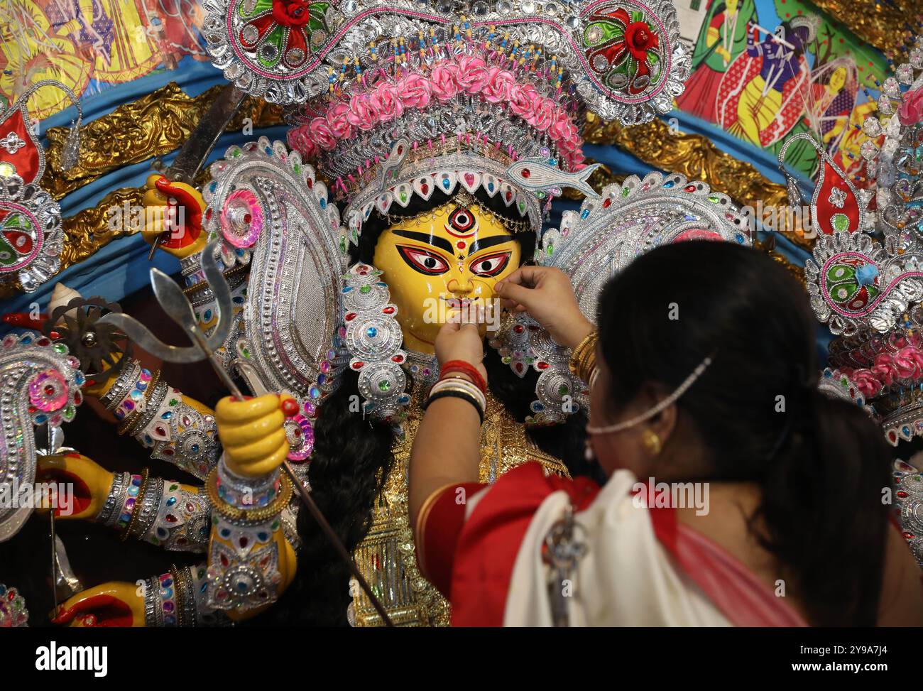 Kolkata, West Bengal, India. 9th Oct, 2024. A Hindu married woman puts ...