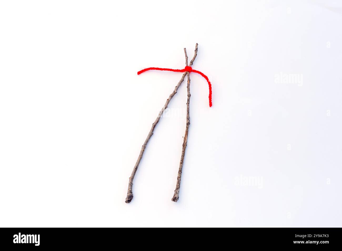 how to make a fir tree decoration yourself, tie two twigs together at ...