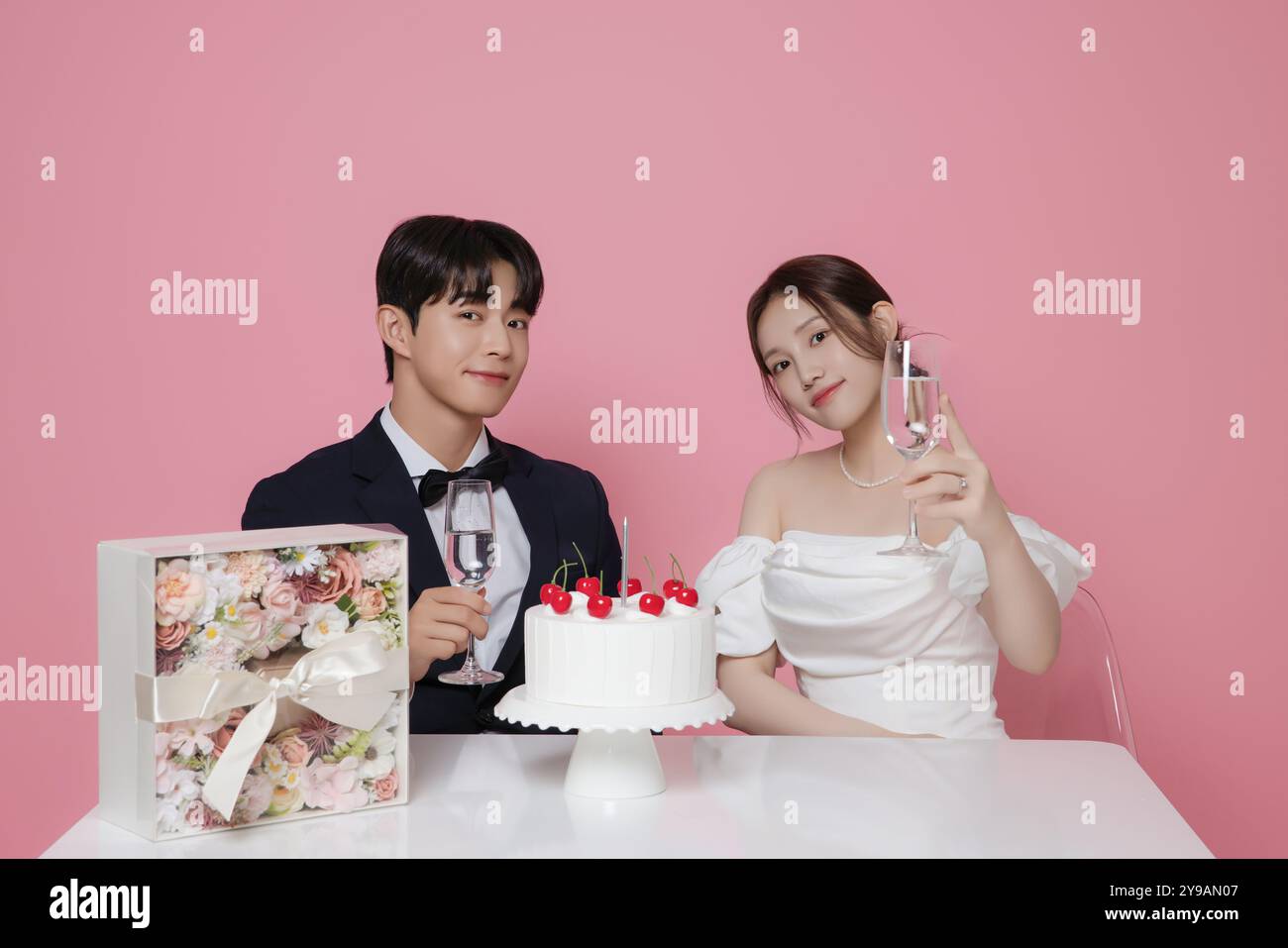 Newlywed couple smiling happily holding wedding cake Stock Photo - Alamy
