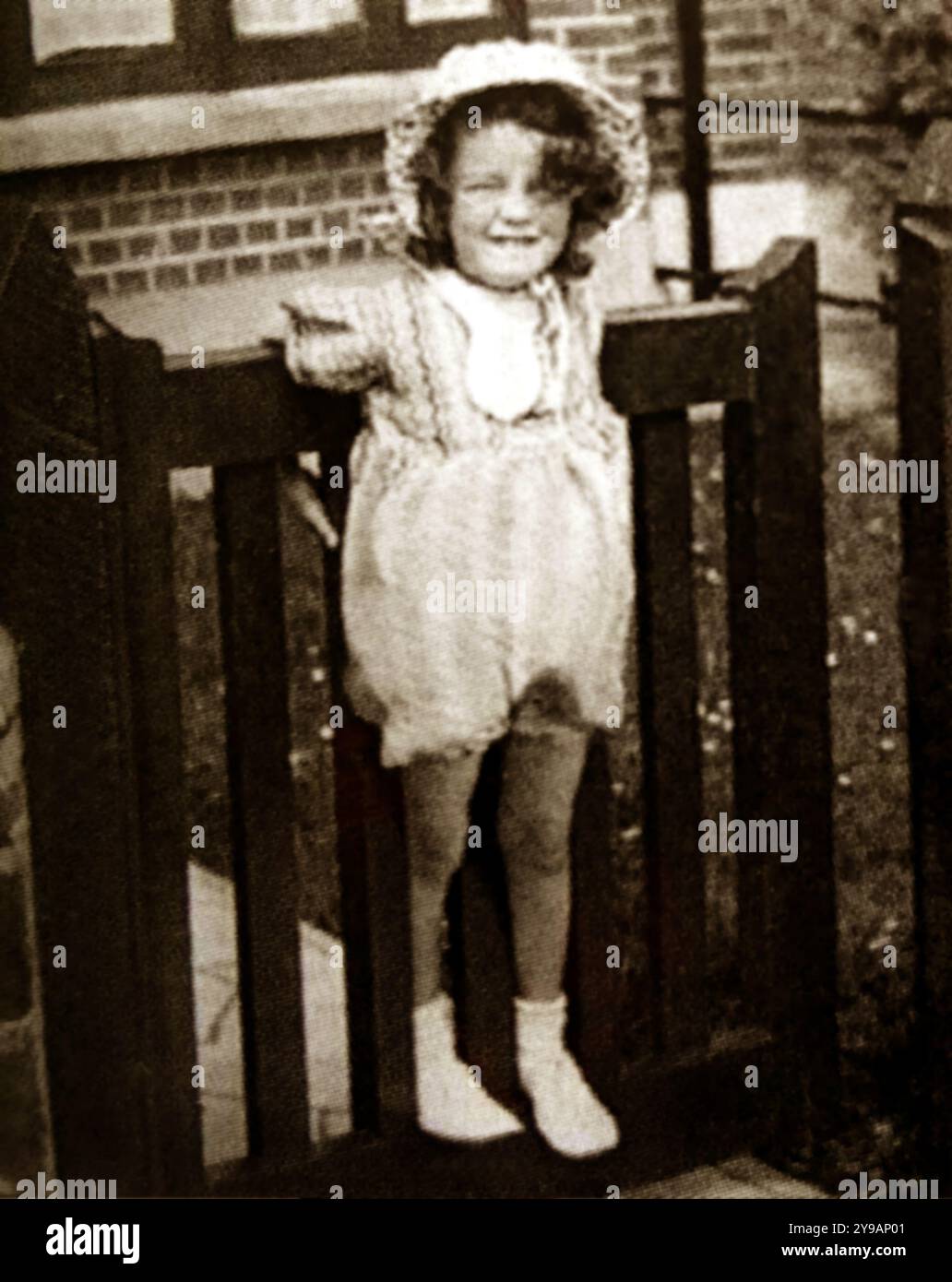 1937 c., GREAT BRITAIN : The celebrated actress Dame MAGGIE SMITH ...
