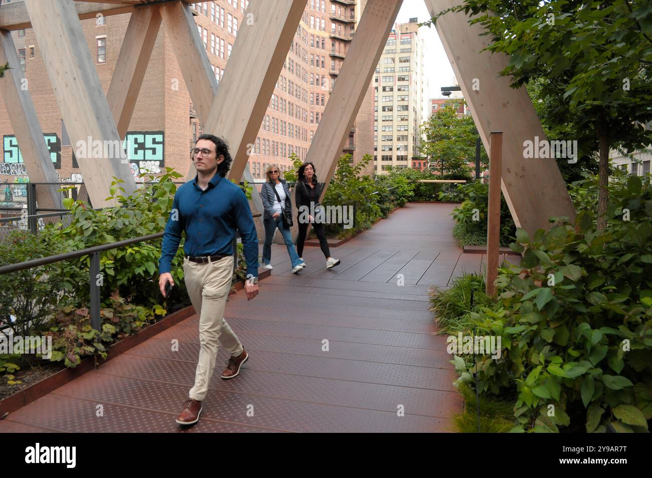 The high line moynihan train hall connector hi-res stock photography ...