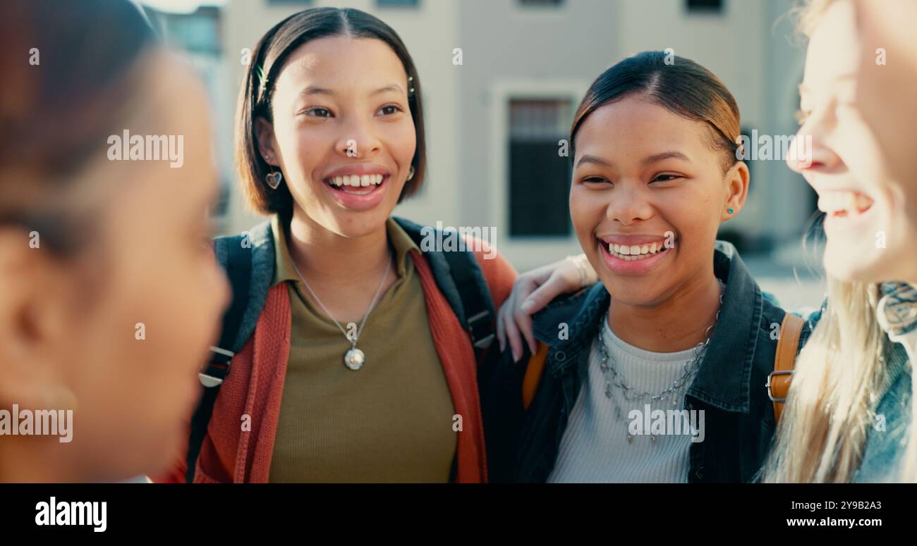 Teen friends talk circle hi-res stock photography and images - Alamy