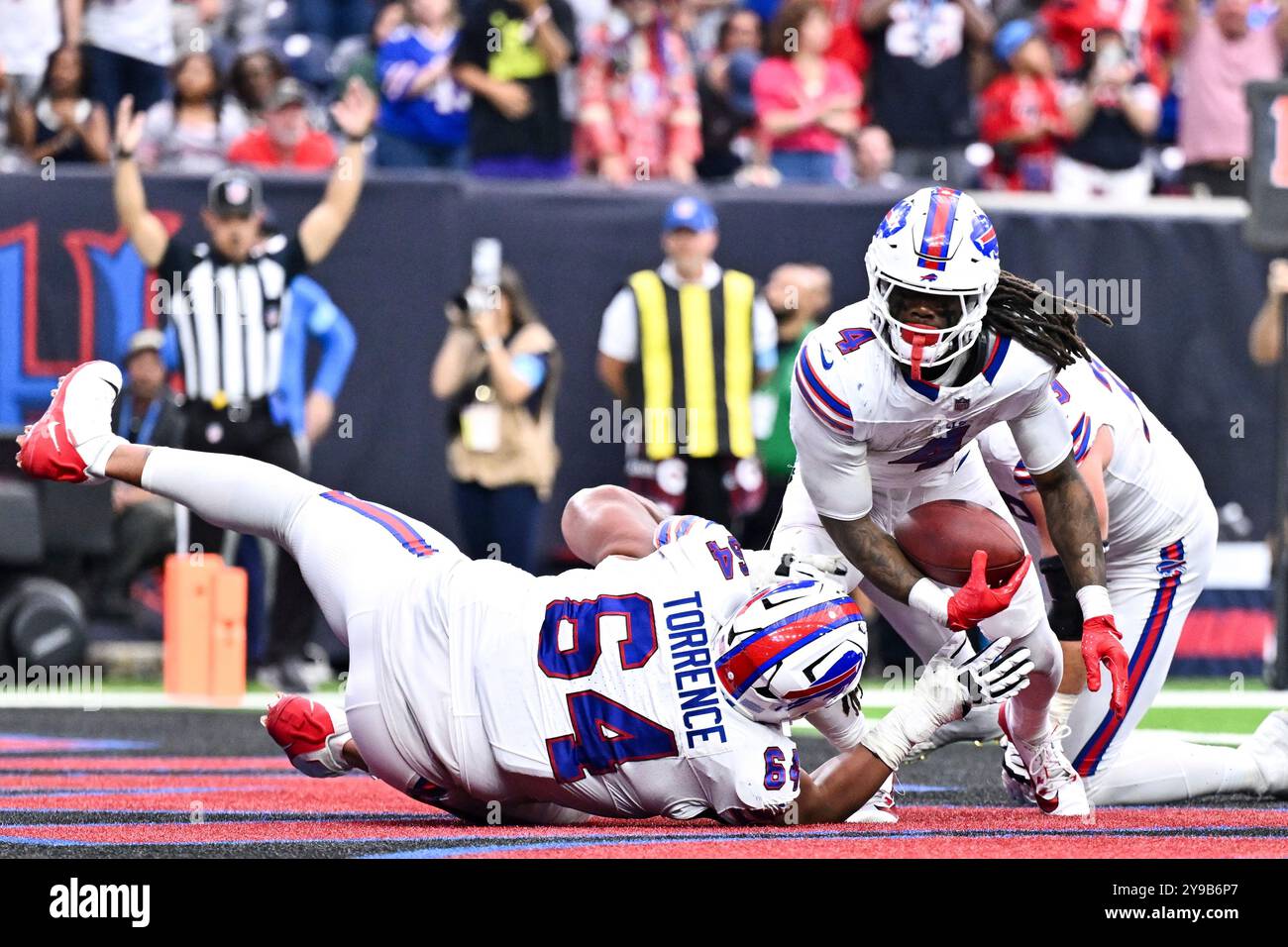 Buffalo Bills running back James Cook (4) scores a touchdown in the ...