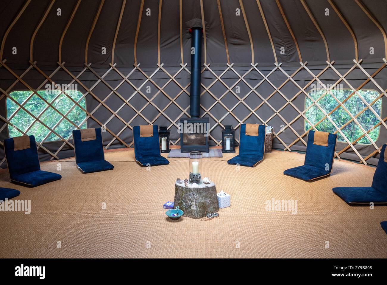 Family inside wooden shelter hi-res stock photography and images - Alamy