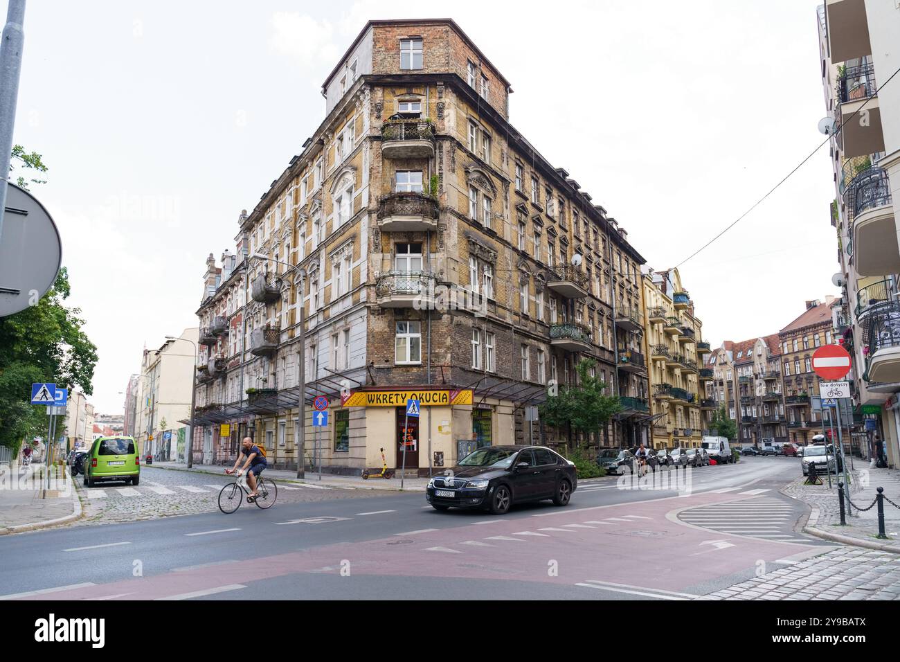Busy corners hi-res stock photography and images - Alamy