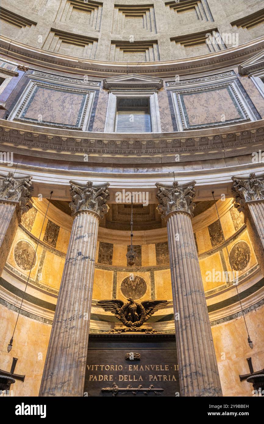 Pantheon building interior in Rome. Vittorio Emanuele pantheon. Italy ...