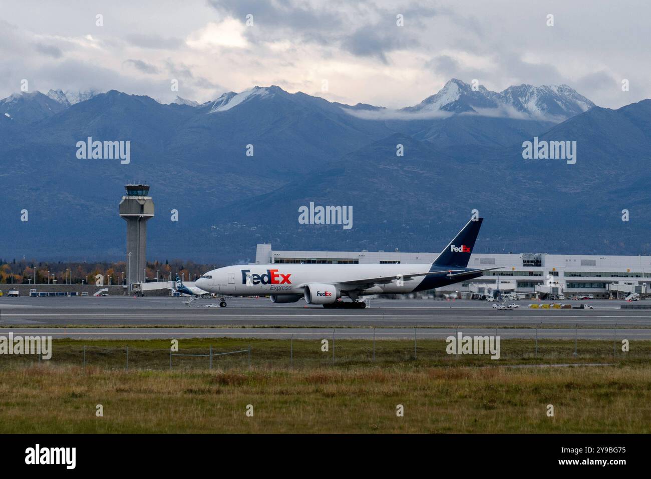 Fedex boeing 777 airplane hi-res stock photography and images - Alamy