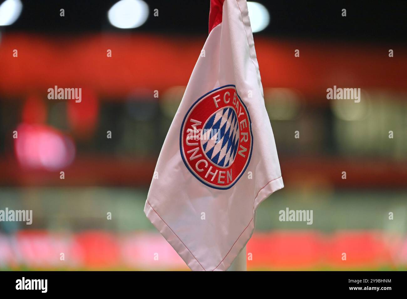 Munich, Deutschland. 09th Oct, 2024. Border motif: corner flag with FCB ...