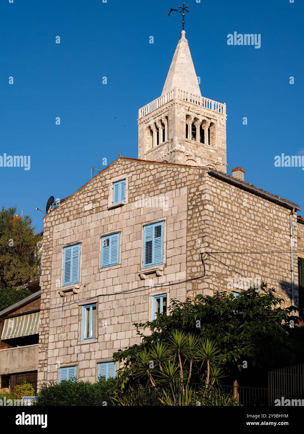 Pyramidal facade hi-res stock photography and images - Alamy