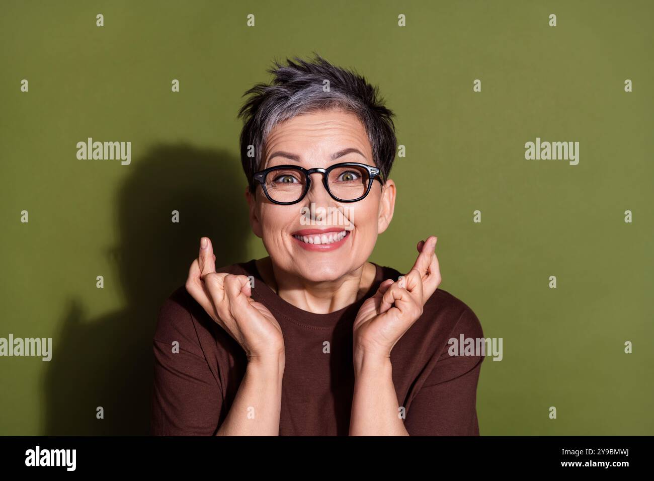 Photo portrait of gray hair beautiful cheerful pensioner grandmother in ...