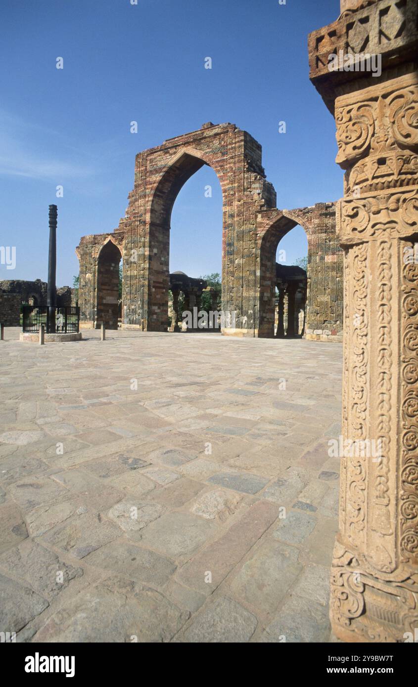 Insia, Delhi, Qutb Minar complex, the Quwwar-ul-Islam Maskid and the ...
