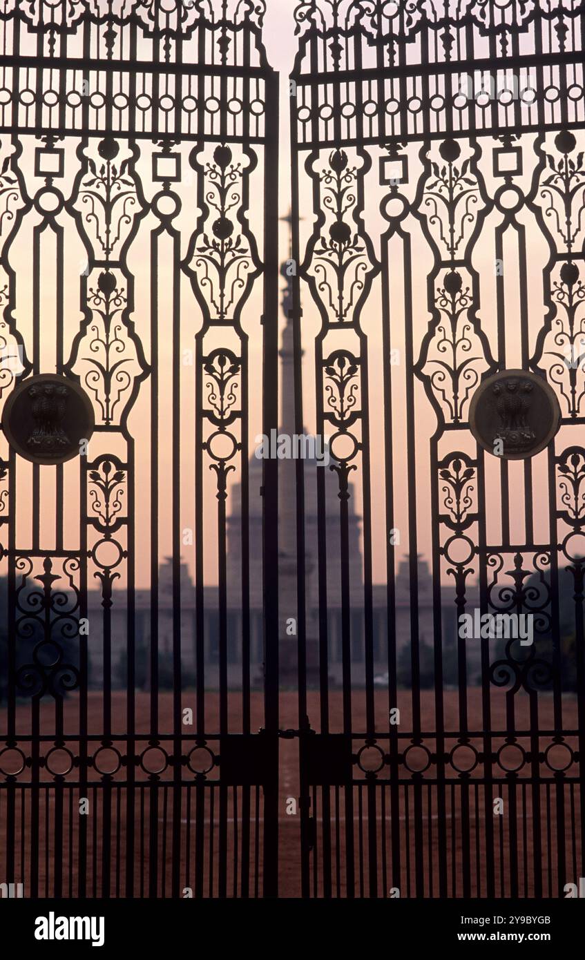 India, Delhi, the symbol of India on the gates of the presidents estate ...