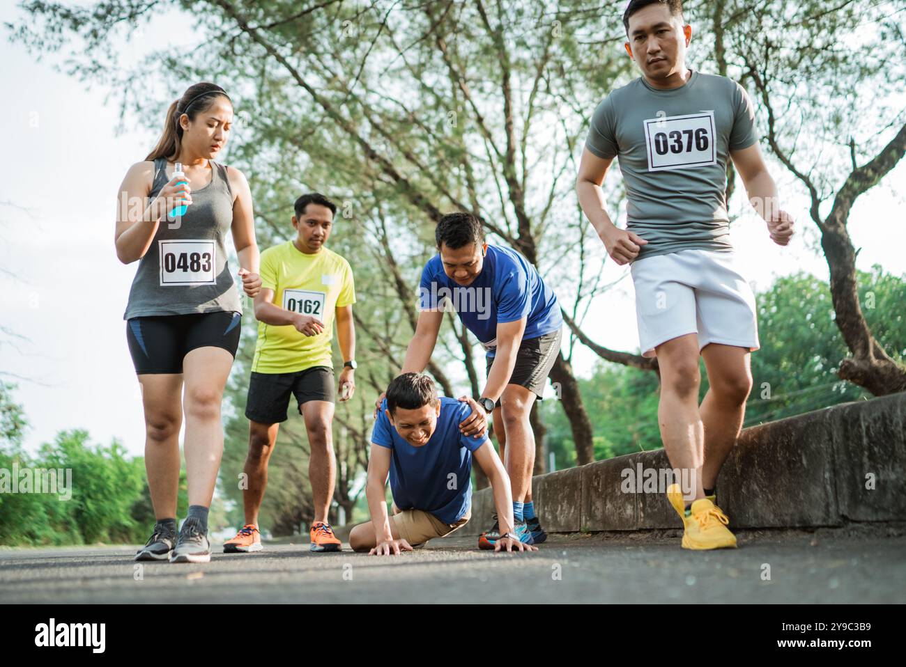 marathon participant falling with sprained ankle Stock Photo - Alamy